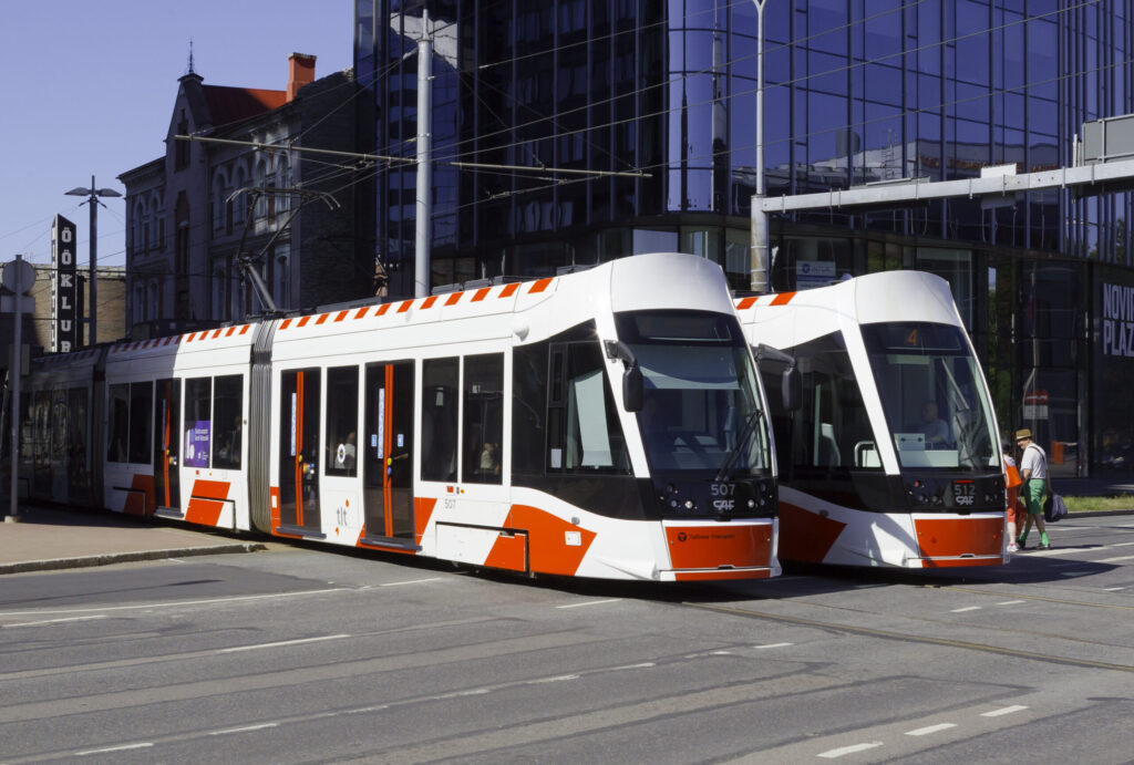 Trammiliiklus Tallinnas Seiskus: Uue Trammi Rike Põhjustas Rööbastelt ...